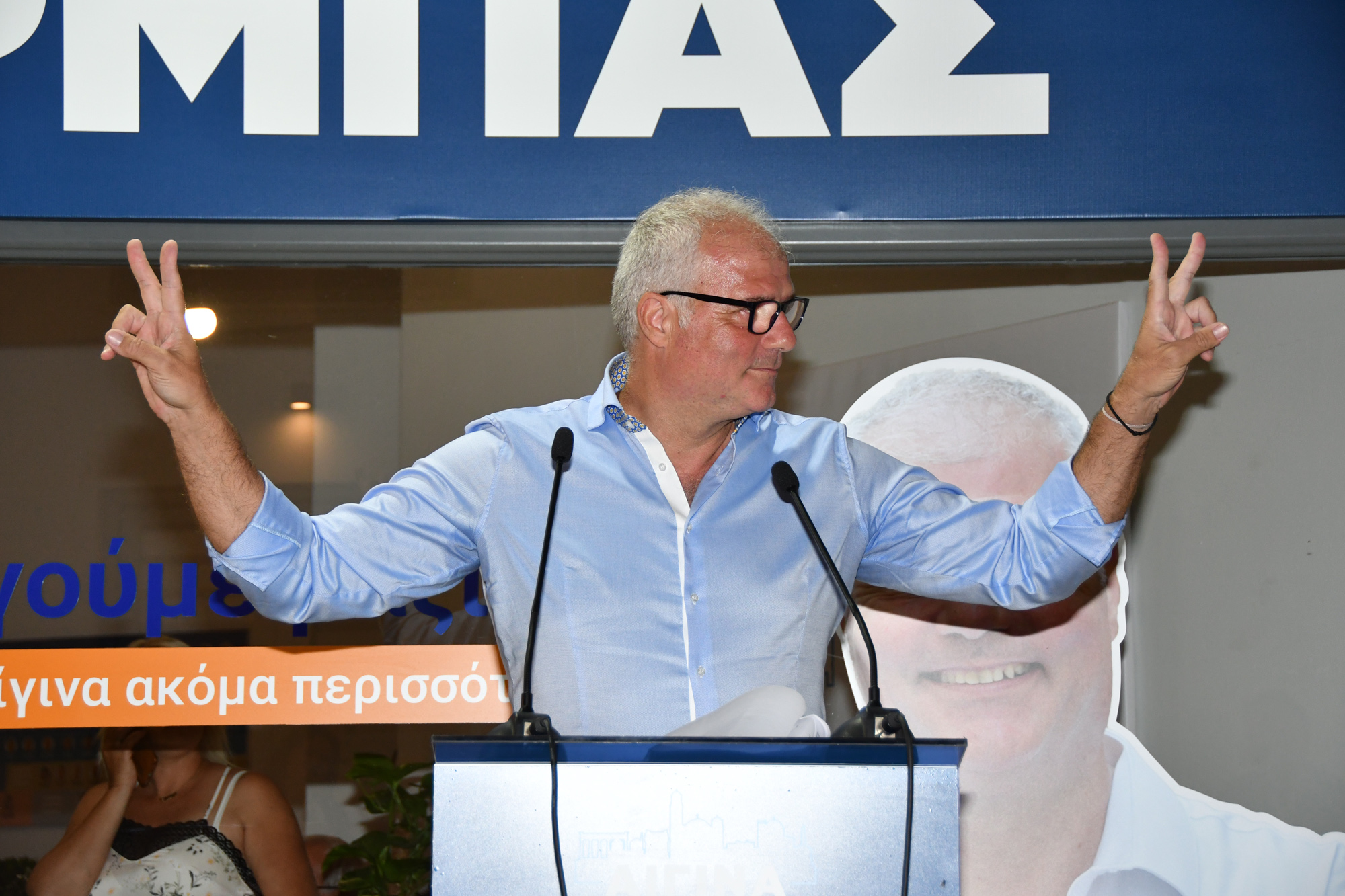Σύνθημα νίκης στα εγκαίνια του εκλογικού κέντρου του Γιάννη Ζορμπά ...